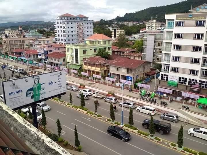 စစ်ခေါင်းဆောင် တောင်ကြီးရောက်နေလို့ အရပ်သားနေအိမ်တွေကို နိုင်ငံတော်အလံ လွှင့်ထူခိုင်းထား